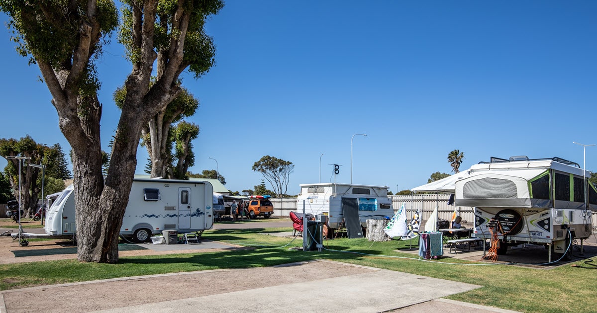 How to Safely Reverse a Caravan - 4 Step Guide | Summerstar